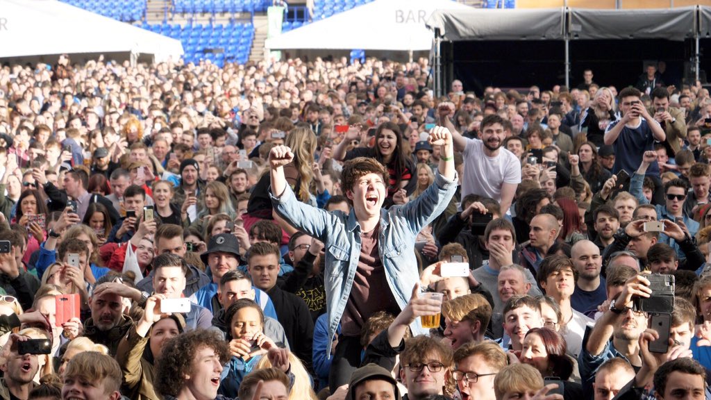 Video: ‘Never anything like this’ – 1000s cheer Corbyn at seaside/rock ...